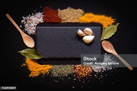 복사 공간 상위 보기가 있는 검은색 배경에 다양한 향신료 숟가락 계피에 대한 스톡 사진 및 기타 이미지 계피 사프란 파슬리 Istock