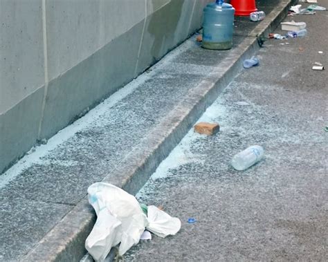 【逃犯條例】路面留水炮車藍色水痕 立法會遺一地玻璃碎 星島日報