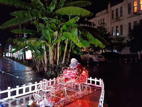 სოხუმის მთავარი ნაძვისხე დამწვარი შენობის წინ [ფოტო] Netgazeti • ახალი წელი • სოხუმი