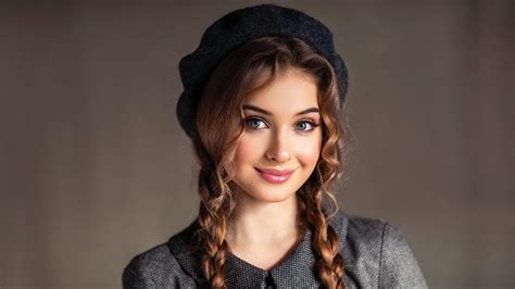 Девушка в берете улыбается на сером фоне · 2560x1440 Qhd And Wqhd 169 бесплатная фотография от