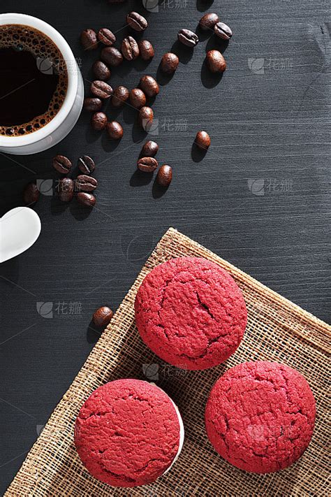 红丝绒三明治饼干和咖啡