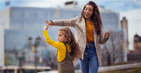 공통과 춤 도시에서 딸과 함께 있는 아프리카계 미국인 어머니 사진 Unsplash의 아프리카 소녀 이미지