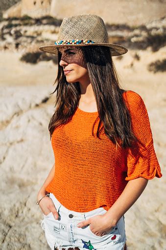 해변에서 예쁜 여자 좋은 여성의 근접 촬영 초상화 밀 짚 모자 피부 보호 행복 한 건강 한 여름 휴가 아래 태양에서 그녀의