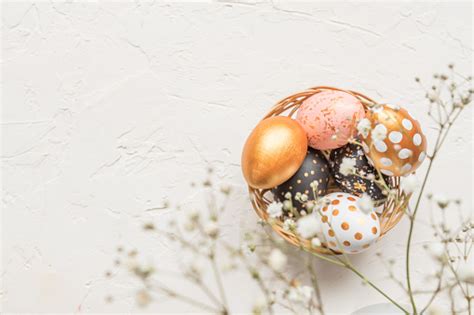 흰색 콘크리트 배경에 안개 꽃으로 장식 고리 버들 바구니에 검은 색 흰색과 황금 장식 부활절 달걀의 상단보기 0명에 대한 스톡 사진 및 기타 이미지 Istock