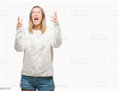 이상 겨울 스웨터를 입고 젊은 아름 다운 여자 배경 미친 절연 하 고 미친 소리 하 고 적극적인 식와 팔 발생 함 좌절 개념입니다 가을에 대한 스톡 사진 및 기타 이미지