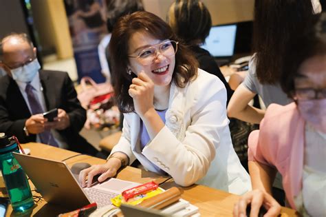話說我媽的形象改造一樣從 個人色彩檢測 開始 不知道自己適合什麼顏色前的她，也是幾乎穿黑、藍，最討厭綠色！那檢測結果如何呢？ 形象顧問施施