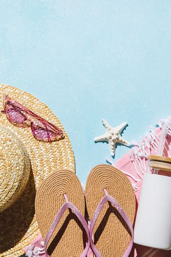 여름 플랫은 밀짚모자 선글라스 해변 액세서리가 트렌디한 햇빛 태양 그림자가 있는 파란색 배경에 놓여 있습니다 휴가 휴일 여름 창조적 인 개념 복사 공간 배너 플랫 레이에