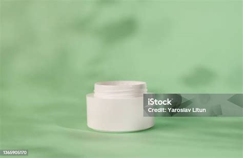 화이트 모이스처라이저 크림 화이트 백그라운드에서 섀도우 플레이 민트 배경에 크림 용기 모형 빈 화장품 항아리 포장 디자인 스킨케어와 바디 케어 컨셉 개념에 대한 스톡 사진