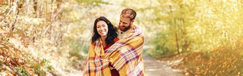 사랑에 빠진 아름 다운 커플 남자 여자 노란 담요에 싸인 남자 친구와 여자 친구 포옹 2명에 대한 스톡 사진 및 기타 이미지 2명 30 34세 40 44세 Istock