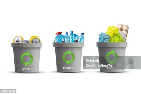 쓰레기통에 구겨진 플라스틱 병 맥주 캔 구겨진 종이 흰색 배경에 격리되어 있습니다 쓰레기 분류 개념입니다 폐기물 재활용 생태학