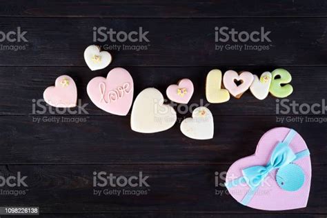 발렌타인의 날에 과자입니다 심장의와 어두운 나무 배경 평면도에 사랑 문자 모양에서 쿠키 공간 복사 0명에 대한 스톡 사진 및