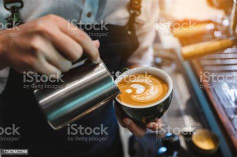 바리스타 메이킹 라떼 아트 우유와 커피 한 잔에 초점 빈티지 필터 이미지 바리스타에 대한 스톡 사진 및 기타 이미지 바리스타 카페 만들기 Istock