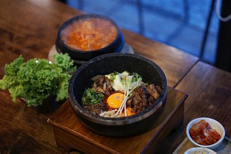 돌소트 비빔밥 한국식 혼합 쌀 찐 쌀 야채 돼지고기 계란 후라이를 얹은 후 뜨거운 돌 냄비에 담아 서빙합니다 쌀 주식에 대한 스톡 사진 및 기타 이미지 Istock