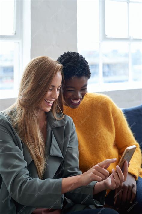 Redes Sociales Felices Y Mujeres Con Un Teléfono En Un Sofá De Trabajo