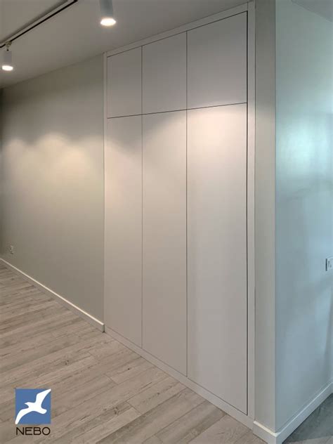 Встроенный распашной шкаф с фасадами из МДФ крашеного на заказ в Москве