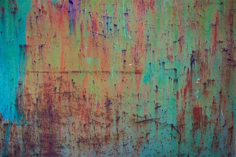 청록색 주황색 녹색 빨간색 및 노란색 색상의 음영이있는 여러 가지 빛깔의 녹슬고 풍화 된 금속 표면스팀 펑크 벽지의 배경을위한