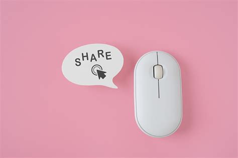 단어를 공유하고 실제 말풍선 종이 컷 분홍색 배경에 컴퓨터 무선 마우스에 아이콘을 클릭하십시오 사용자 생성 콘텐츠 Ugc 온라인 마케팅 개념 고객이 소셜 미디어에서 콘텐츠를