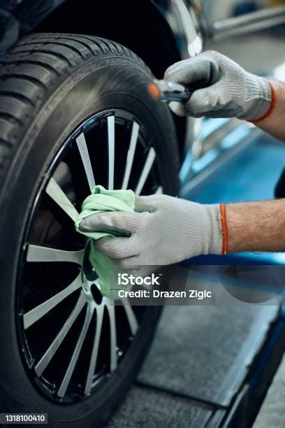 서비스 워크샵에서 자동차 타이어를 교체 한 후 정비사 청소 자동차 타이어의 클로즈업 공사장 인부에 대한 스톡 사진 및 기타 이미지 공사장 인부 기계공 기술자 Istock