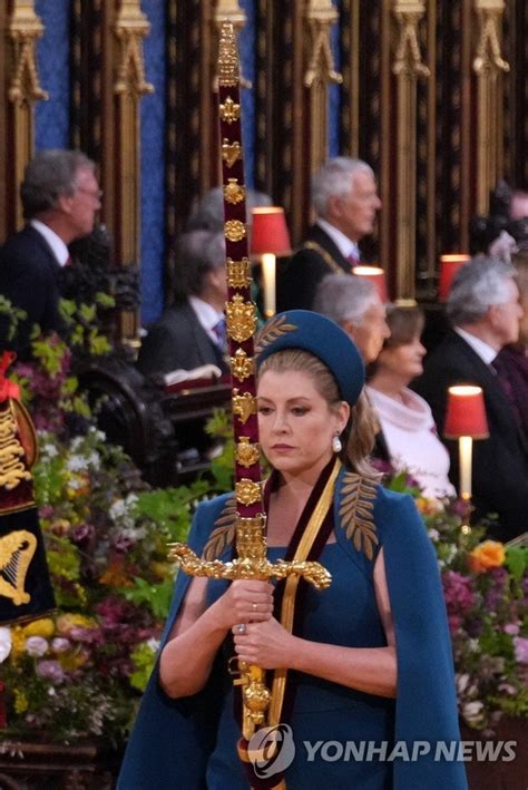 “발가락 꼼지락” 英 대관식서 3 6kg 보검 든 女의원이 밝힌 ‘비결 파이낸셜뉴스
