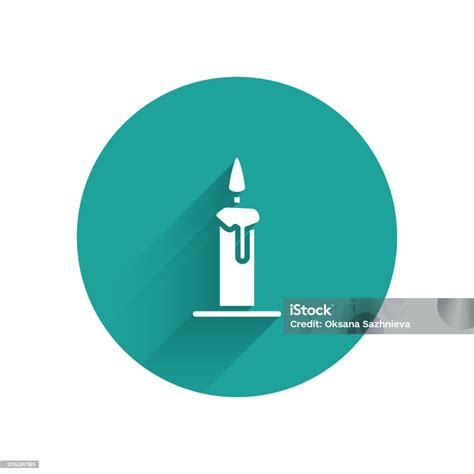 긴 그림자로 고립 된 촛대 아이콘에 흰색 굽기 촛불 불타는 불꽃이 있는 원통형 촛불 스틱 녹색 원 버튼입니다 벡터 일러스트레이션 교회에 대한 스톡 벡터 아트 및 기타 이미지