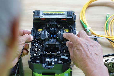 광섬유 융합 접합 케이블 인터넷 신호 및 광섬유 융합 접합 기계 일에 있는 광섬유 케이블 스플라이스 기계를 가진 철사 연결