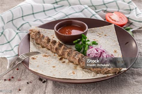 구겨진 식탁보에 토마토 소스를 곁들인 수제 양고기 코프타 케밥과 라바쉬 빵 가루로 빻은에 대한 스톡 사진 및 기타 이미지