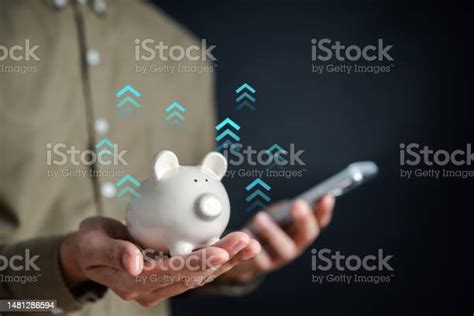 돼지 저금통 목표 달성 차트 그래프와 화살표로 돈을 저축하는 사업가 펀드 및 주식 투자 이익 자산 부 수익성 보험 가입 및 은퇴 투자 개발에 대한 스톡 사진 및 기타 이미지