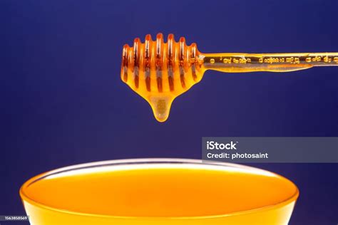 신선한 향기로운 꿀은 숟가락에서 색깔의 배경에 접시에 물방울 유기농 비타민 영양 디저트 음식 꿀에 대한 스톡 사진 및 기타 이미지 Istock