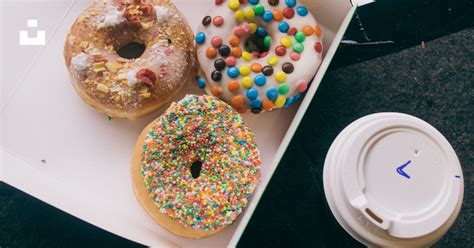 스프링클과 커피 한 잔을 곁들인 도넛 세 상자 사진 Unsplash의 무료 음식 이미지