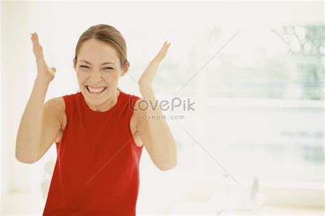 행복 한 젊은 여자는 그녀의 팔을 제기 사진 무료 다운로드 Lovepik