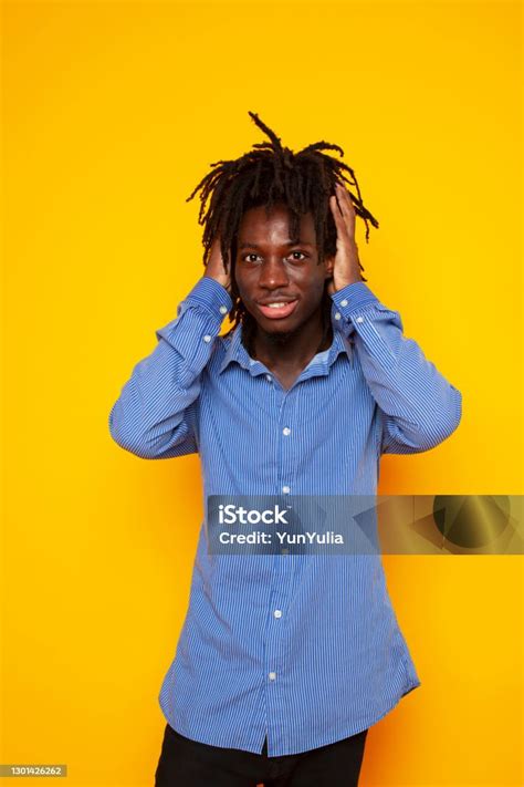 젊은 잘 생긴 아프리카 계 미국인 남자 학생 포즈 명랑 하 고 노란색 배경에 몸짓 라이프 스타일 사람들 개념 개념에 대한 스톡 사진 및 기타 이미지 Istock