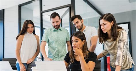 사무실 회의에서 책상에 있는 동료들에게 노트북을 통해 계획을 설명하는 여성 리더 사진 Unsplash의 랩톱 이미지