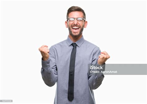젊은 잘생긴 비즈니스 사람 고립 된 배경에 매우 행복 하 고 흥분 무기와 우승자 제스처를 하 고 웃 고 성공을 위한 비명 축 하 개념입니다 경영자에 대한 스톡 사진 및 기타