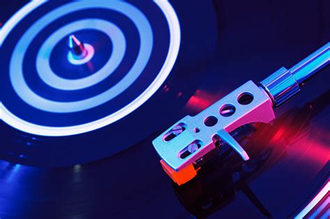 턴테이블 비닐 레코드 플레이어 Dj가 재생 음악을 혼합 하는 사운드 기술 레드 비닐 레코드 레이블 밝은 파티 빨간색과 파란색 빛 플레이트의 표면을 조명 스타일러스 바늘 0