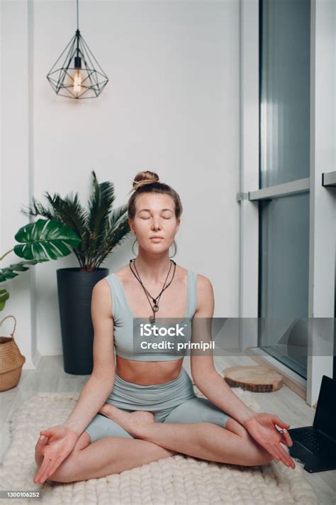 성인 성숙한 여자 하 요가 에 홈 거실 와 온라인 자습서 에 노트북 40 44세에 대한 스톡 사진 및 기타 이미지 40 44세 가정 생활 건강한 생활방식 Istock