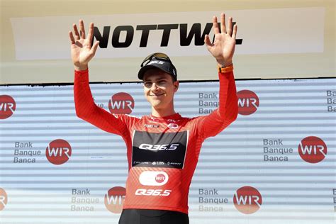 Membre De Léchappée Du Jour Nickolas Zukowsky Enfile Le Maillot De