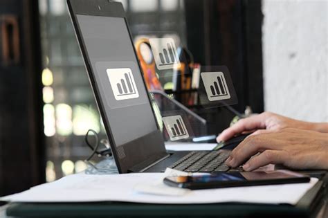 랩톱 컴퓨터 및 관리 디지털 데이터 개념에서 사용하는 사람 경영자에 대한 스톡 사진 및 기타 이미지 경영자 고객 기업