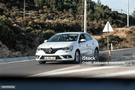 하얀 르노 메가네가 따뜻한 여름날 고속도로에서 차를 몰고 가며 손바닥을 배경으로 운전중이다 Renault에 대한 스톡 사진 및 기타 이미지 Istock