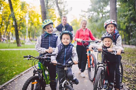 자연 공원에서 테마 가족 스포츠 휴가 숲에서 6 명 산악 자전거를 타고의 큰 친절 한 백인 가족 어린이 형제와 자매는 행에서 부모의 배경에 서 도회지에 대한 스톡 사진 및