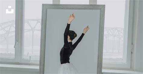 투투의 발레리나가 거울에 비친 모습 사진 Unsplash의 무료 춤 이미지