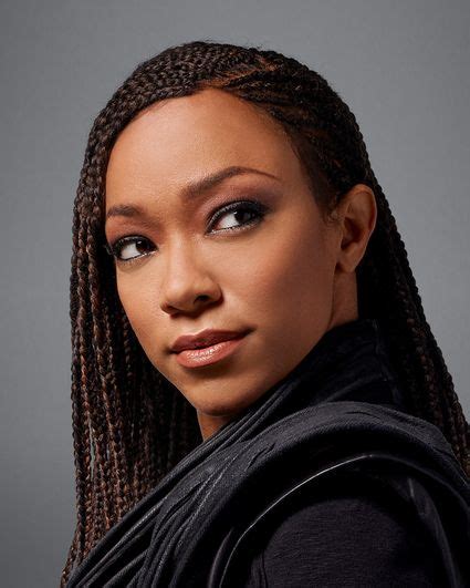 Sonequa Martin Green As Michael Burnham Youngcoed