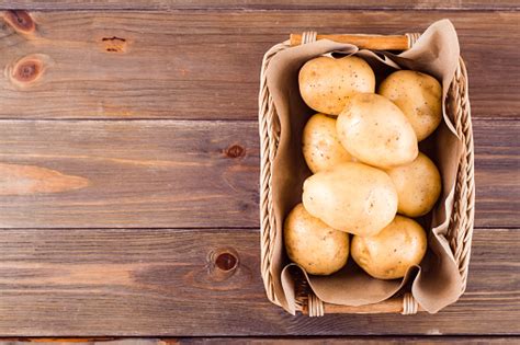 나무 배경에 바구니에 신선한 노란색 감자 채식 음식 맨 위 보기입니다 코이 스페이스 0명에 대한 스톡 사진 및 기타 이미지