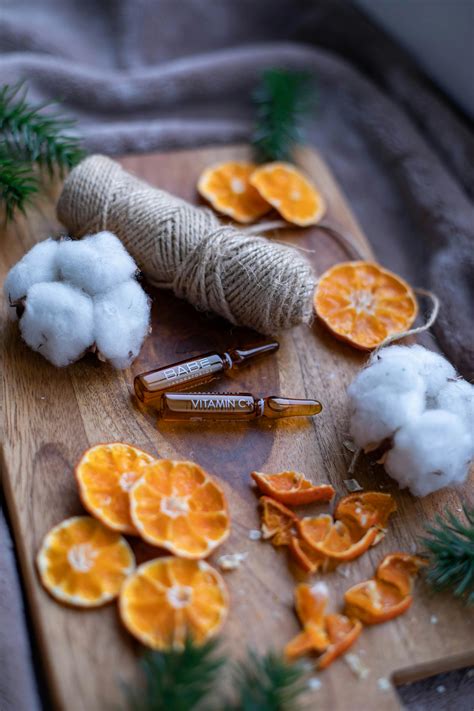 건강 보조 식품 계절 장식 고요한 설정 공예 재료 꼬기 실 꽃꽂이 나무 질감 말린 오렌지 면직물 목조 판자 비타민 C 비타민 바이알 비타민 부스트