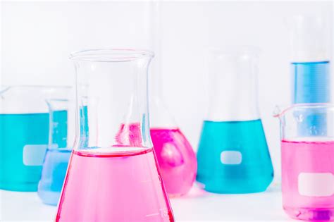 화학 실험실 비 커 실험 및 다채로운 액체와 시 약 플라스 크를 테스트 합니다 연구 생물학 과학 및 의료 실험실 배경입니다 생화학 기술 개념입니다 Stem 주제에 대한 스톡