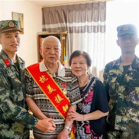 天德山阻击战70周年武警官兵聆听92岁老兵讲述战斗故事 老人