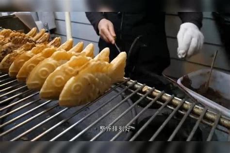 大叔卖1元1个的小吃两天只出一次摊学生一放学就抢着来买 小吃 大叔