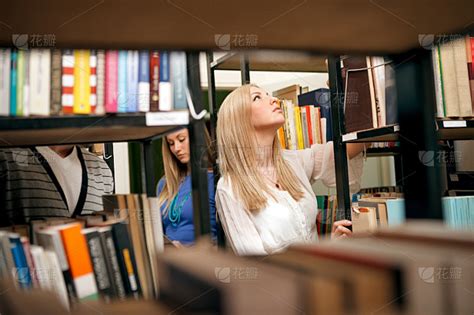 在图书馆的大学生