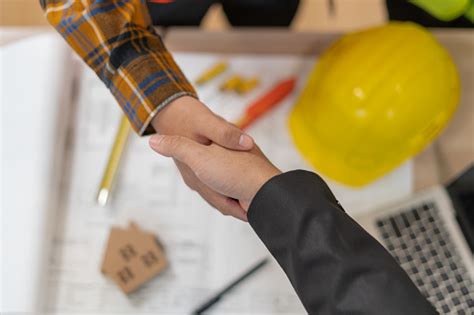 건설 노동자 팀 손 흔들리는 인사말 시작 계획 새로운 프로젝트 계약 사무실 센터 건설 현장 산업 건축 파트너 팀워크 계약 재산