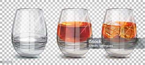 코냑 럼 브랜디와 코냑 안경 세트 비어 있고 음료와 얼음 조각음료 알코올 음료 투명한 배경에서 격리된 벡터 3d 사실적인 일러스트레이션 투명 배경에 대한 스톡 벡터 아트 및