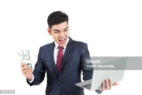 아시아 비즈니스 남자 때 미소 온라인 비즈니스 매력적인 남자 스탠드를 들고 노트북 흰색 배경 사람들 작업 개념에 고립 된 돈을 받을 20 29세에 대한 스톡 사진 및 기타